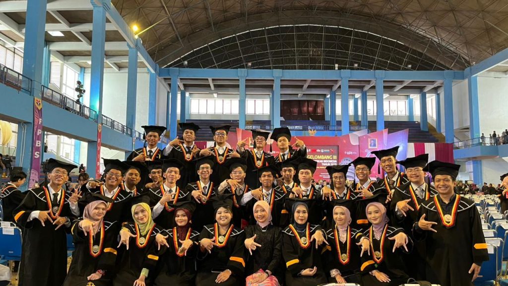 Wisuda 2025: Momen Bahagia Wisudawan MKB UPI Purwakarta di Gymnasium ...